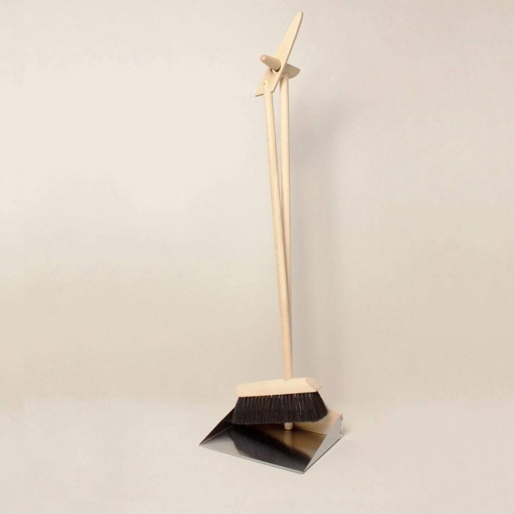 Standing dustpan store